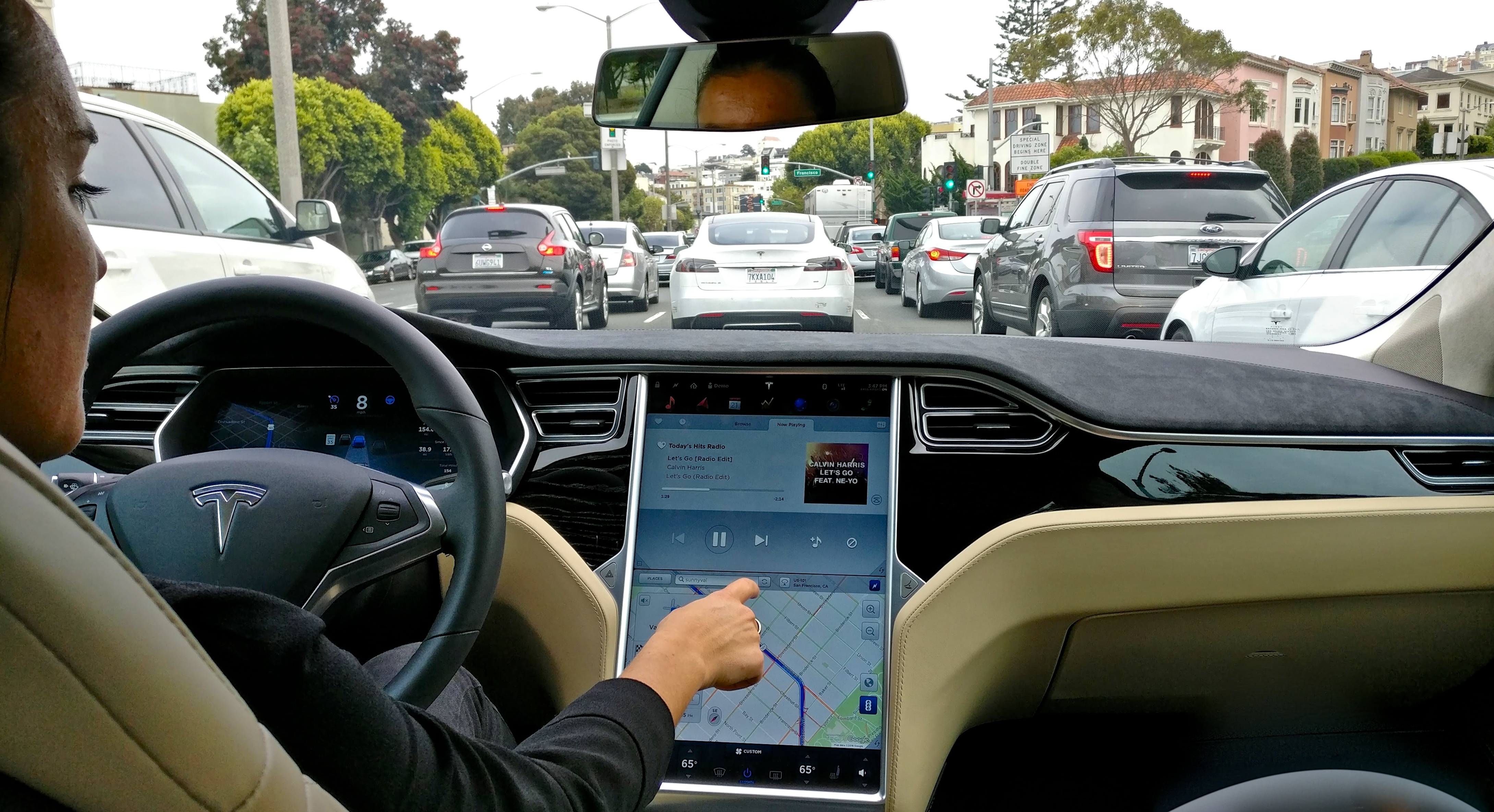 J'ai testé le pilote automatique de la Tesla - French Morning US