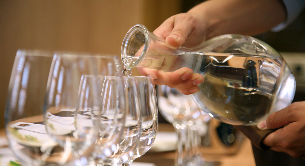 Pourquoi sert-on automatiquement un verre d'eau dans les restaurants ...