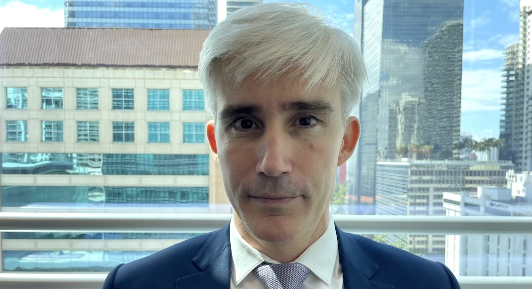 Avec Ian, baptême du feu pour le consul Raphaël Trapp à Miami - French ...