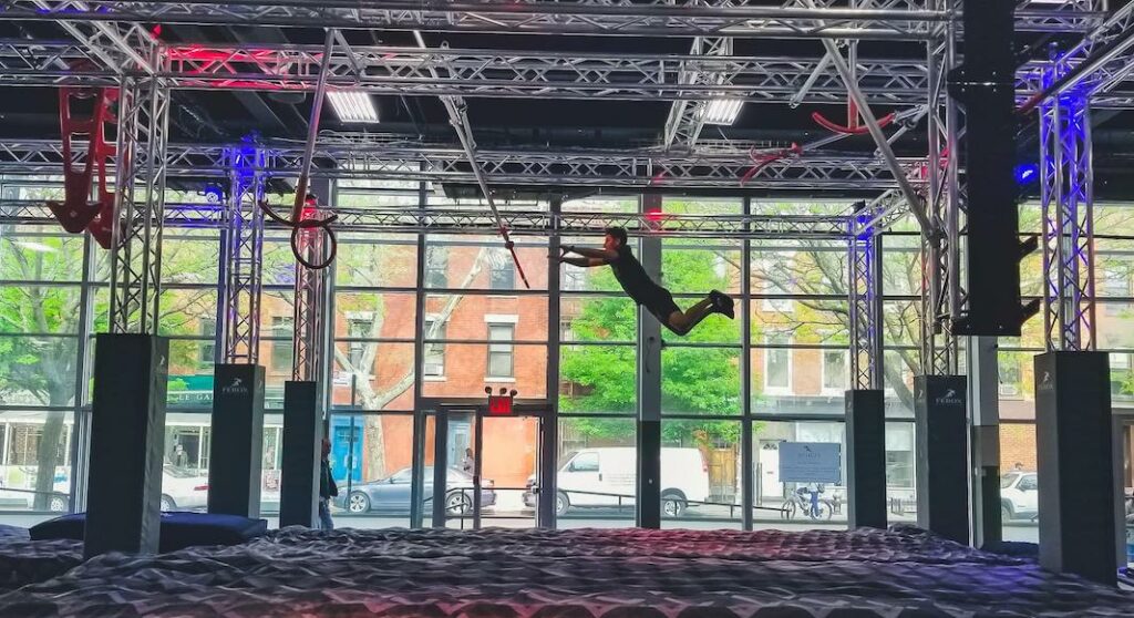 On a testé le parcours de sport inspiré de «Ninja Warrior» à Greenpoint ...